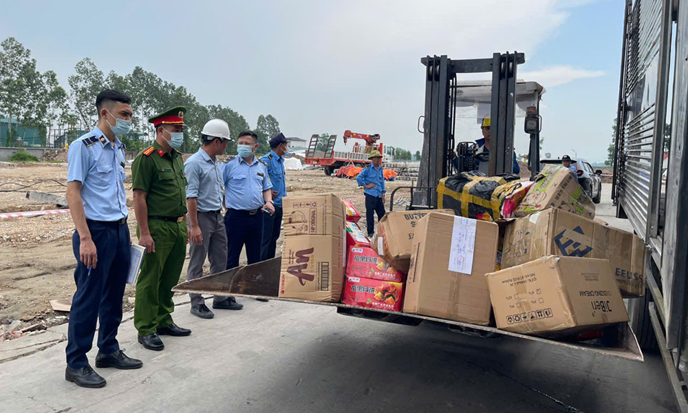 Đội Quản lý thị trường số 3 tiêu hủy tang vật vi phạm hành chính bị tịch thu - Cục Quản lý thị ...
